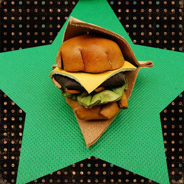 革作家ジャンククリエイツさんのレザーブローチです！こちらは「チーズバーガー」となります！レザーなので使うほど味がでてきますよ。ハンバーガー好きの方へのプレゼントにも大人気の商品です☆ハンドメイド作品となりますので多少の色の違いや形などもござ...