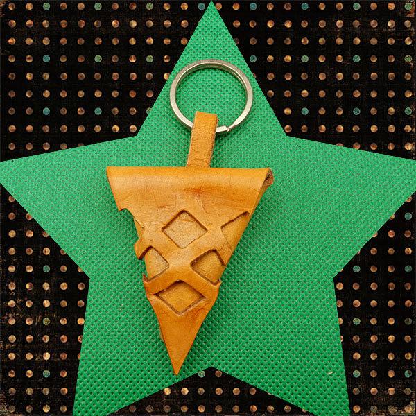 革作家ジャンククリエイツさんのレザーキーリングです！こちらは「アップルパイ」となります！レザーなので使うほど味がでてきますよ。アップルパイ好きの方へのプレゼントにも大人気の商品です☆ハンドメイド作品となりますので多少の色の違いや形などもござ...