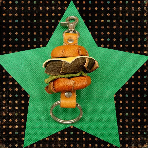 革作家ジャンククリエイツさんのレザーキーホルダーです！こちらは「チーズバーガー」となります！レザーなので使うほど味がでてきますよ。ハンバーガー好きの方へのプレゼントにも大人気の商品です☆ハンドメイド作品となりますので多少の色の違いや形なども...