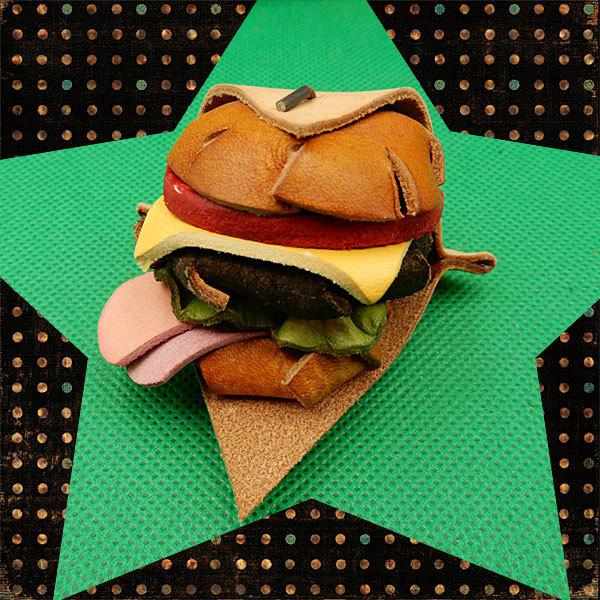 革作家ジャンククリエイツさんのレザーブローチです！こちらは「BLTバーガー」となります！レザーなので使うほど味がでてきますよ。ハンバーガー好きの方へのプレゼントにも大人気の商品です☆ハンドメイド作品となりますので多少の色の違いや形などもござ...