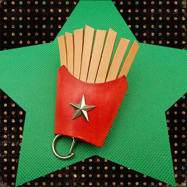 革作家ジャンククリエイツさんのレザーリールキーカバーです！こちらは「ポテト」となります！リールキーホルダーなので引っ張ると50cm程伸びます！付属のリールキーホルダーが壊れても市販のものと取り換え出来るようにカバーとなっております！レザーな...