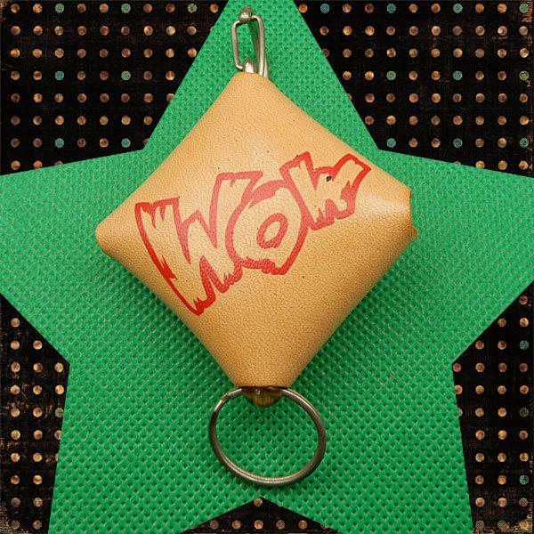 革作家ジャンククリエイツさんのレザーリールキーカバーです！こちらは「ベージュ×レッド WOW」となります！リールキーホルダーなので引っ張ると50cm程伸びます！付属のリールキーホルダーが壊れても市販のものと取り換え出来るようにカバーとなって...