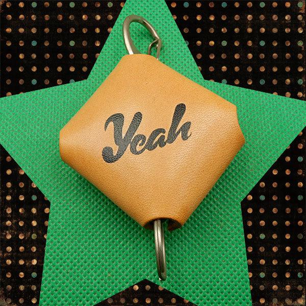 革作家ジャンククリエイツさんのレザーリールキーカバーです！こちらは「ベージュ×ブラック Yeah」となります！リールキーホルダーなので引っ張ると50cm程伸びます！付属のリールキーホルダーが壊れても市販のものと取り換え出来るようにカバーとな...