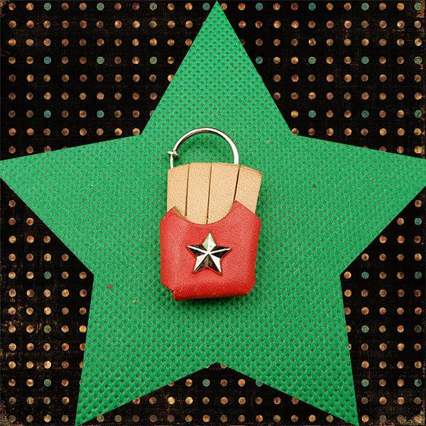 革作家ジャンククリエイツさんのレザーイヤリング（ノンホールピアス）です！こちらは「ミニポテト」となります！レザーなので使うほど味がでてきますよ。ハンバーガー好きの方へのプレゼントにも大人気の商品です☆ハンドメイド作品となりますので多少の色の...