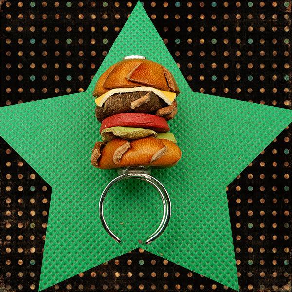 革作家ジャンククリエイツさんのレザーリングです！こちらは「ミニバーガー」となります！インパクト抜群です！！レザーなので使うほど味がでてきますよ。ハンバーガー好きの方へのプレゼントにも大人気の商品です☆ハンドメイド作品となりますので多少の色の...