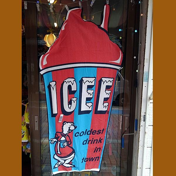 ICEEのフローズンドリンクデザインの大きなビーチマットです！マットとしてもタオルケットとしてもお使いいただける万能アイテムとなっております。こちらカラーはレッドとなります。プレゼントにもおススメです☆■大きさ　縦145cm×横80cm程■...