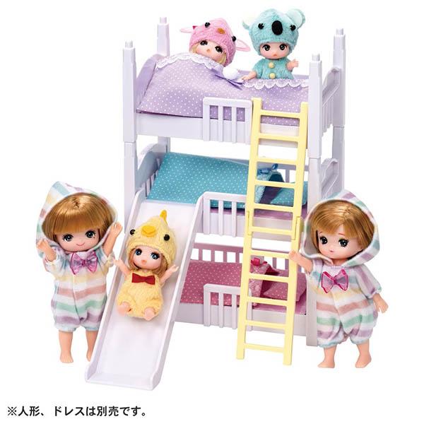 ミキちゃんマキちゃん、みつごのあかちゃんに使える３段ベッドです。ベッドは１個ずつ分けて３個横並びにしたり、２段ベッドにしたり、使い方に合わせてレイアウトを変えて楽しめます。※お人形等は別売りです。セット内容 ベッド(3)、はしご(1)、すべ...