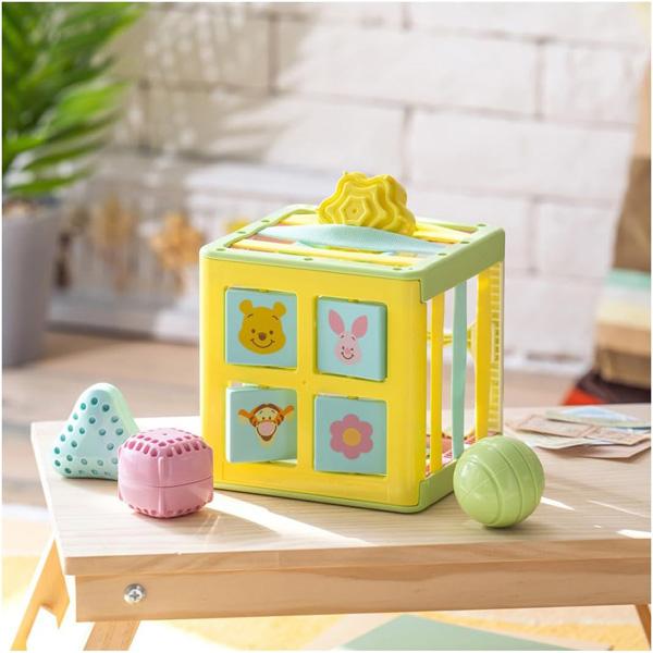 押し込む！引っぱり出す！赤ちゃんのやってみたい意欲を育てる知育キューブ。【対象月齢】10ヶ月〜・成長にあわせて遊びが広がる6面のキューブに、触感の楽しめるブロック４個入り。・キューブにブロックを入れればお片づけも楽々♪【成長にあわせて広がる...