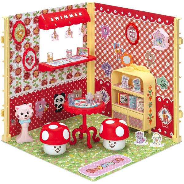 雑貨ブランド「SWIMMER」とコラボレーションした、リカちゃんの世界観でインテリアコーディネートを楽しめるアイテムが登場！SWIMMERのかわいい雑貨を、リカちゃんサイズでぎゅっと再現！グラスやキャニスター、フラワーミラー、シャポードール...