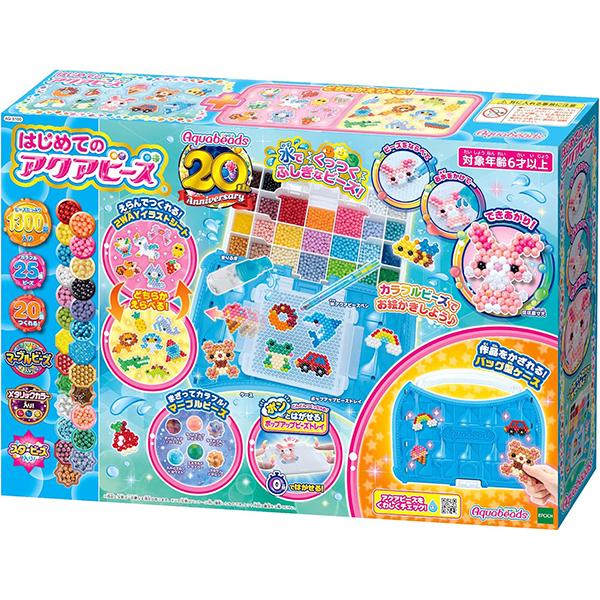 「アクアビーズ」は水でくっつく不思議なビーズ！カラフルビーズでお絵かきしよう♪アクアビーズをはじめるならコレ！！ケース・ポップアップビーズトレイ・Wアクアビーズペン・きりふきがついているので、このセットだけですぐにあそべます。ビーズ1300...