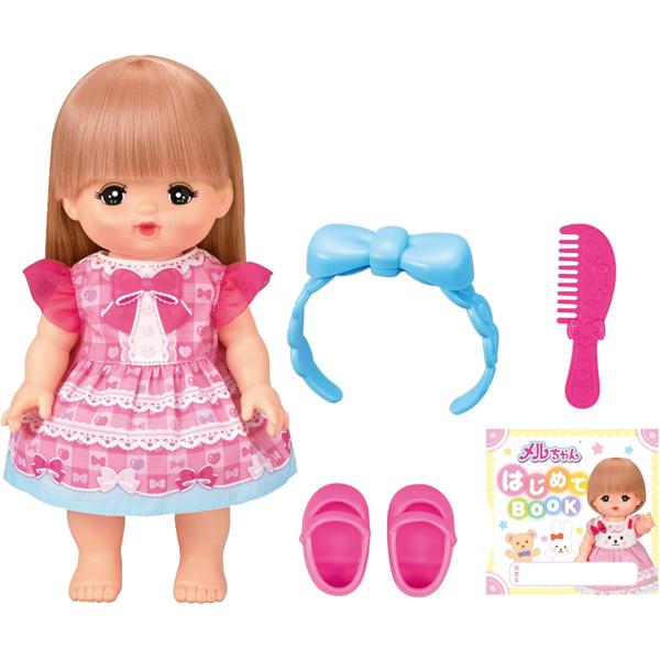 サラサラロングヘアのメルちゃん。はじめての髪の毛あそびにおすすめのセットです。カチューシャとワンピースがとってもかわいい。メルちゃんをおしゃれしてあげてね。おふろにはいると髪がピンクになります。セット内容ロングヘアメルちゃん、ワンピース、パ...