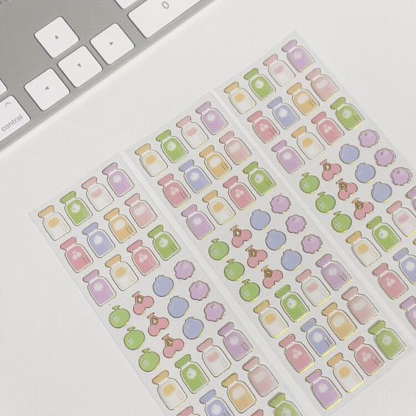 韓国の人気雑貨ブランド、HOOKKA HOOKKA STUDIO（ふかふかスタジオ）の様々なフレーバーの牛乳シールです。金のラインに縁取られたカラフルな牛乳とフルーツが可愛いデザイン。SIZE：50×150(mm)