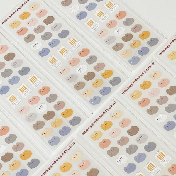 韓国の人気雑貨ブランド、HOOKKA HOOKKA STUDIO（ふかふかスタジオ）のほかほかとした形の猫がずらっと並んだシールです。真ん中のストーブは猫たちを暖めています。色や表情がそれぞれ異なるので好みに合わせて使うのも楽しいです。SI...
