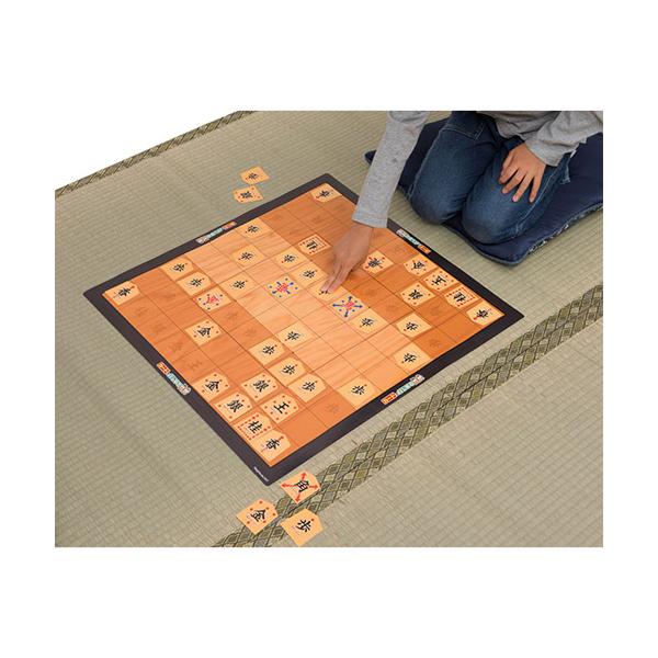 50×50cmの盤面シートとカードでダイナミックに将棋で遊べます。また盤シートには初期配置の駒が薄くプリントしてあり、カードにも進み方の表示があるので、はじめての方でもすぐに将棋を楽しむことができます。時間がない時に5×5将棋でも遊ぶことが...