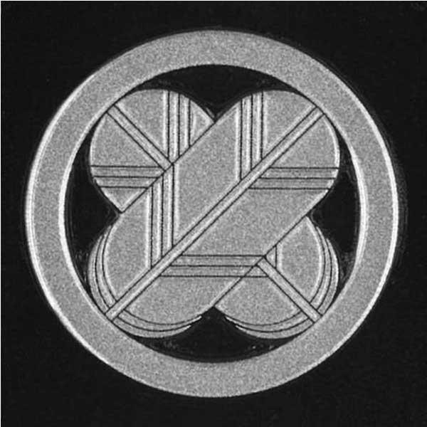 ■日本製■柄サイズ　W3cm×H3cm家紋の柄のみが残るタイプのステッカーです。貼り付けかんたん、他に類を見ない質感と輝き、抜群の耐久性と粘着力！スマホカバーや剣道の胴に貼り付けるのに調度いいサイズ！鷹の羽…日本十大紋の一つ。鷹は太古から人...