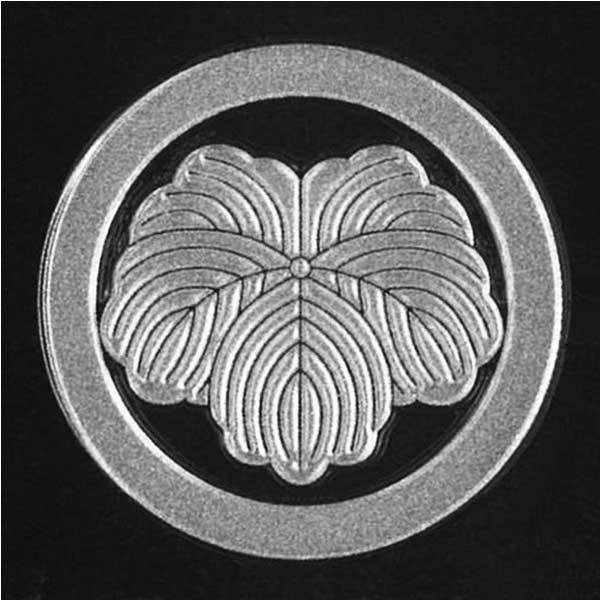 ■日本製■柄サイズ　W3cm×H3cm家紋の柄のみが残るタイプのステッカーです。貼り付けかんたん、他に類を見ない質感と輝き、抜群の耐久性と粘着力！スマホカバーや剣道の胴に貼り付けるのに調度いいサイズ！蔦…日本十大紋の一つ。 蝶や方喰と並んで...