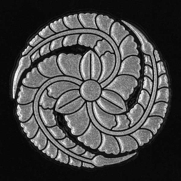 ■日本製■柄サイズ：W３×H３cm柄のみが残るタイプのステッカーです。貼り付けかんたん、他に類を見ない質感と輝き、抜群の耐久性と粘着力！スマホカバー等に貼り付けるのに調度なサイズ！戦国シリーズ戦国武将の家紋が蒔絵シールになって登場！金の高級...