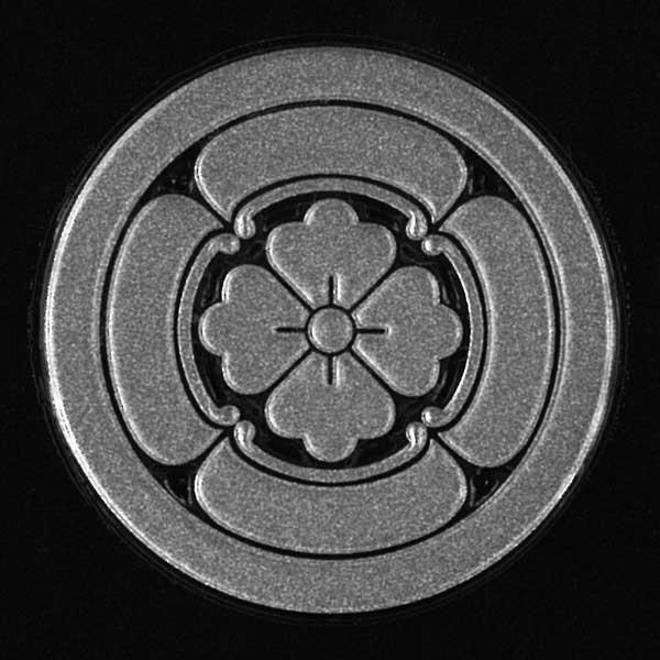 ■日本製■柄サイズ　W3cm×H3cm家紋の柄のみが残るタイプのステッカーです。貼り付けかんたん、他に類を見ない質感と輝き、抜群の耐久性と粘着力！スマホカバーや剣道の胴に貼り付けるのに調度いいサイズ！直径3センチ 武具 剣道 胴 和柄 シー...