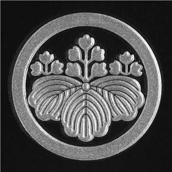 ■日本製■柄サイズ　W3cm×H3cm家紋の柄のみが残るタイプのステッカーです。貼り付けかんたん、他に類を見ない質感と輝き、抜群の耐久性と粘着力！スマホカバーや剣道の胴に貼り付けるのに調度いいサイズ！古代中国では、桐の木は想像上の瑞鳥「鳳凰...