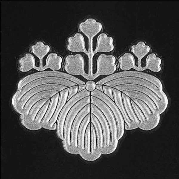 ■日本製■柄サイズ　W3cm×H3cm家紋の柄のみが残るタイプのステッカーです。貼り付けかんたん、他に類を見ない質感と輝き、抜群の耐久性と粘着力！スマホカバーや剣道の胴に貼り付けるのに調度いいサイズ！古代中国では、桐の木は想像上の瑞鳥「鳳凰...