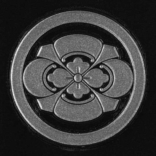 ■日本製■柄サイズ　W3cm×H3cm家紋の柄のみが残るタイプのステッカーです。貼り付けかんたん、他に類を見ない質感と輝き、抜群の耐久性と粘着力！スマホカバーや剣道の胴に貼り付けるのに調度いいサイズです！彩蒔絵　蒔絵　蒔絵ステッカー　蒔絵シ...