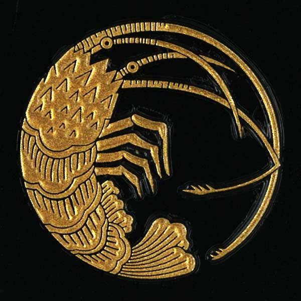 ■日本製■柄サイズ　W3cm×H3cm家紋の柄のみが残るタイプのステッカーです。貼り付けかんたん、他に類を見ない質感と輝き、抜群の耐久性と粘着力！スマホカバーや剣道の胴に貼り付けるのに調度いいサイズです！古くから祥瑞的動物として祝儀に用いら...