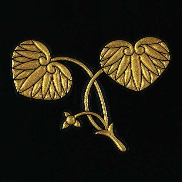 ■日本製■柄サイズ　W3cm×H3cm家紋の柄のみが残るタイプのステッカーです。貼り付けかんたん、他に類を見ない質感と輝き、抜群の耐久性と粘着力！スマホカバーや剣道の胴に貼り付けるのに調度いいサイズです！葵紋はウマノスズクサ科のフタバアオイ...