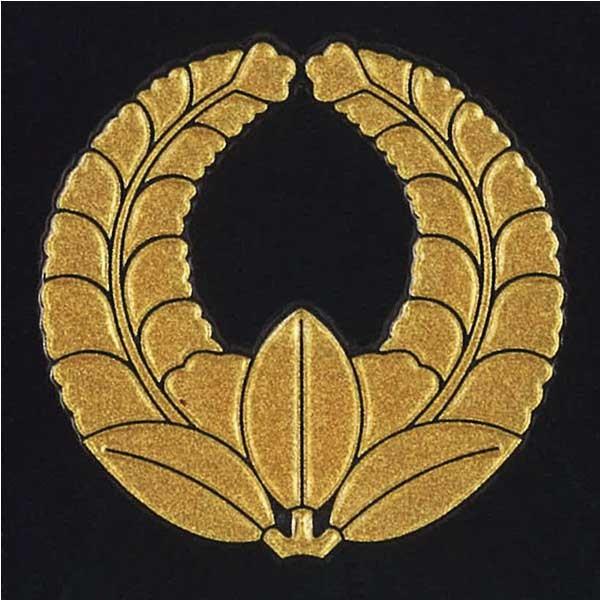 ■日本製■柄サイズ　W3cm×H3cm家紋の柄のみが残るタイプのステッカーです。貼り付けかんたん、他に類を見ない質感と輝き、抜群の耐久性と粘着力！スマホカバーや剣道の胴に貼り付けるのに調度いいサイズ！藤 日本十大紋の一つ。 藤は風にそよぐ紫...