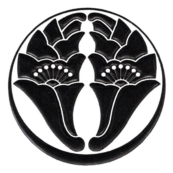 ■日本製■柄サイズ　W3cm×H3cm■シールサイズ　W35mm x H35mm家紋の柄のみが残るタイプのステッカーです。貼り付けかんたん、他に類を見ない質感と輝き、抜群の耐久性と粘着力！スマホカバーや剣道の胴に貼り付けるのに調度いいサイズ...