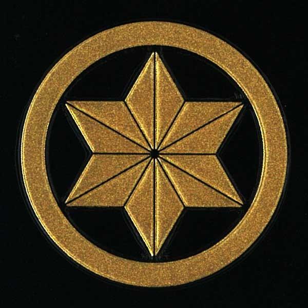 ■日本製■柄サイズ　W3cm×H3cm■シールサイズ　W35mm x H35mm家紋の柄のみが残るタイプのステッカーです。貼り付けかんたん、他に類を見ない質感と輝き、抜群の耐久性と粘着力！スマホカバーや剣道の胴に貼り付けるのに調度いいサイズ...