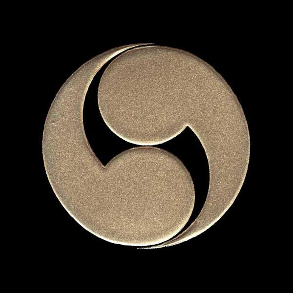 ■日本製■柄サイズ　W3cm×H3cm家紋の柄のみが残るタイプのステッカーです。貼り付けかんたん、他に類を見ない質感と輝き、抜群の耐久性と粘着力！スマホカバーや剣道の胴に貼り付けるのに調度いいサイズ！巴 巴は、武士の弓手に巻く皮具、(鞆絵＝...