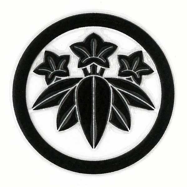 ■日本製■柄サイズ　W3cm×H3cm家紋の柄のみが残るタイプのステッカーです。貼り付けかんたん、他に類を見ない質感と輝き、抜群の耐久性と粘着力！スマホカバーや剣道の胴に貼り付けるのに調度いいサイズ！笹 古来「松竹梅」と賞されるように竹はめ...