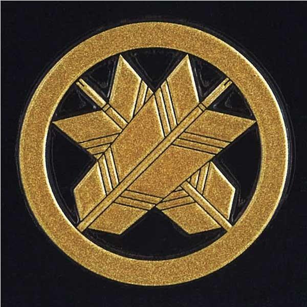 ■日本製■柄サイズ　W3cm×H3cm家紋の柄のみが残るタイプのステッカーです。貼り付けかんたん、他に類を見ない質感と輝き、抜群の耐久性と粘着力！スマホカバーや剣道の胴に貼り付けるのに調度いいサイズ！矢 弓矢は古代から狩猟の道具として、ある...