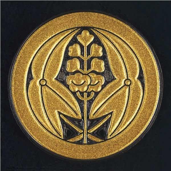 ■日本製■柄サイズ　W3cm×H3cm家紋の柄のみが残るタイプのステッカーです。貼り付けかんたん、他に類を見ない質感と輝き、抜群の耐久性と粘着力！スマホカバーや剣道の胴に貼り付けるのに調度いいサイズ！沢瀉日本十大紋の一つ。 沢瀉は池や沢、田...