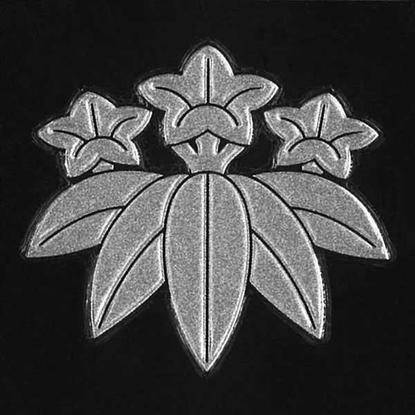 ■日本製■柄サイズ　W3cm×H3cm家紋の柄のみが残るタイプのステッカーです。貼り付けかんたん、他に類を見ない質感と輝き、抜群の耐久性と粘着力！スマホカバーや剣道の胴に貼り付けるのに調度いいサイズ！笹古来「松竹梅」と賞されるように竹はめで...