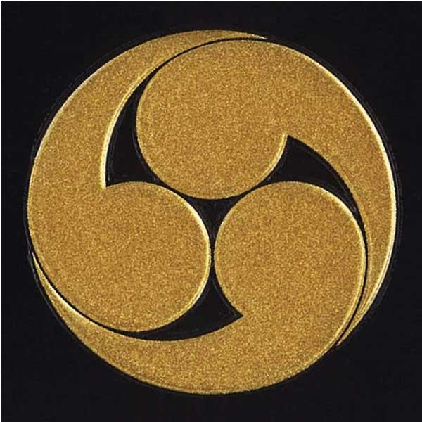 ■日本製■柄サイズ　W3cm×H3cm家紋の柄のみが残るタイプのステッカーです。貼り付けかんたん、他に類を見ない質感と輝き、抜群の耐久性と粘着力！スマホカバーや剣道の胴に貼り付けるのに調度いいサイズ！巴 巴は、武士の弓手に巻く皮具、(鞆絵＝...