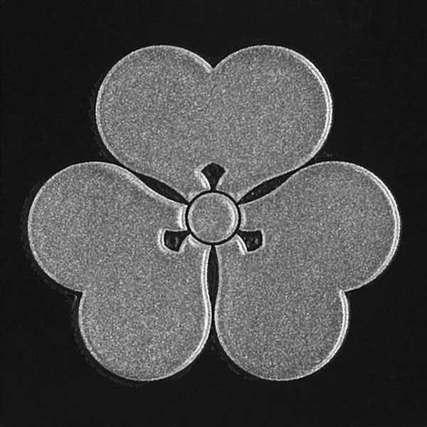 ■日本製■柄サイズ　W3cm×H3cm家紋の柄のみが残るタイプのステッカーです。貼り付けかんたん、他に類を見ない質感と輝き、抜群の耐久性と粘着力！スマホカバーや剣道の胴に貼り付けるのに調度いいサイズ！片喰 日本十大紋の一つ。方葉が三つあるの...