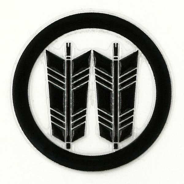 ■日本製■柄サイズ　W3cm×H3cm家紋の柄のみが残るタイプのステッカーです。貼り付けかんたん、他に類を見ない質感と輝き、抜群の耐久性と粘着力！スマホカバーや剣道の胴に貼り付けるのに調度いいサイズ！矢 弓矢は古代から狩猟の道具として、ある...