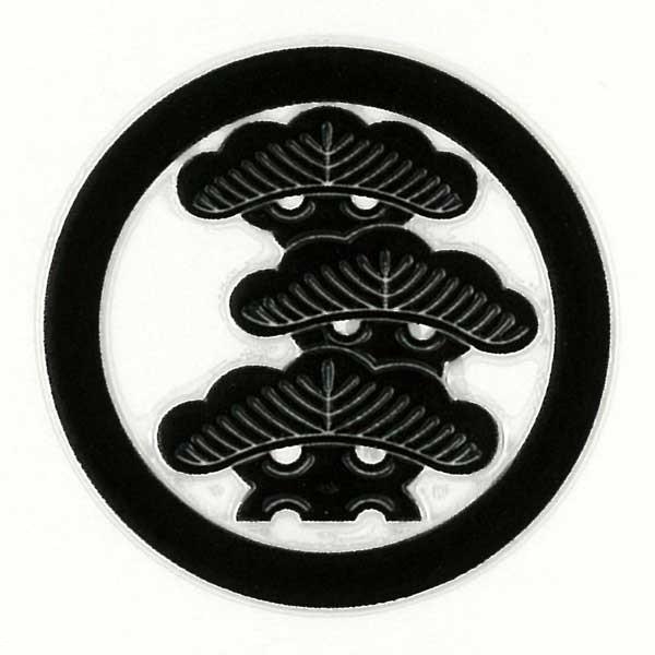 ■日本製■柄サイズ　W3cm×H3cm家紋の柄のみが残るタイプのステッカーです。貼り付けかんたん、他に類を見ない質感と輝き、抜群の耐久性と粘着力！スマホカバーや剣道の胴に貼り付けるのに調度いいサイズ！松 松竹梅の筆頭に来るめでたい木。 常緑...