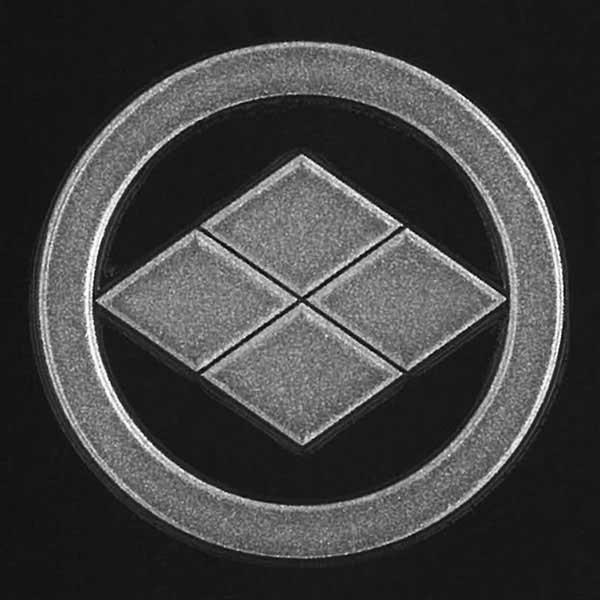 ■日本製■柄サイズ　W3cm×H3cm家紋の柄のみが残るタイプのステッカーです。貼り付けかんたん、他に類を見ない質感と輝き、抜群の耐久性と粘着力！スマホカバーや剣道の胴に貼り付けるのに調度いいサイズ！菱の語源についてはヒシの実（沼に自生。食...
