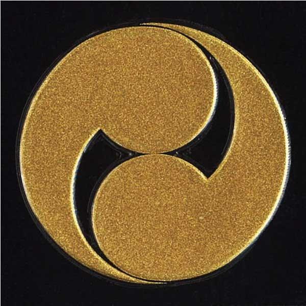 ■日本製■柄サイズ　W3cm×H3cm家紋の柄のみが残るタイプのステッカーです。貼り付けかんたん、他に類を見ない質感と輝き、抜群の耐久性と粘着力！スマホカバーや剣道の胴に貼り付けるのに調度いいサイズ！巴 巴は、武士の弓手に巻く皮具、(鞆絵＝...