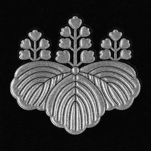 ■日本製■柄サイズ　W3cm×H3cm家紋の柄のみが残るタイプのステッカーです。貼り付けかんたん、他に類を見ない質感と輝き、抜群の耐久性と粘着力！スマホカバーや剣道の胴に貼り付けるのに調度いいサイズ！桐 古代中国では、桐の木は想像上の瑞鳥「...