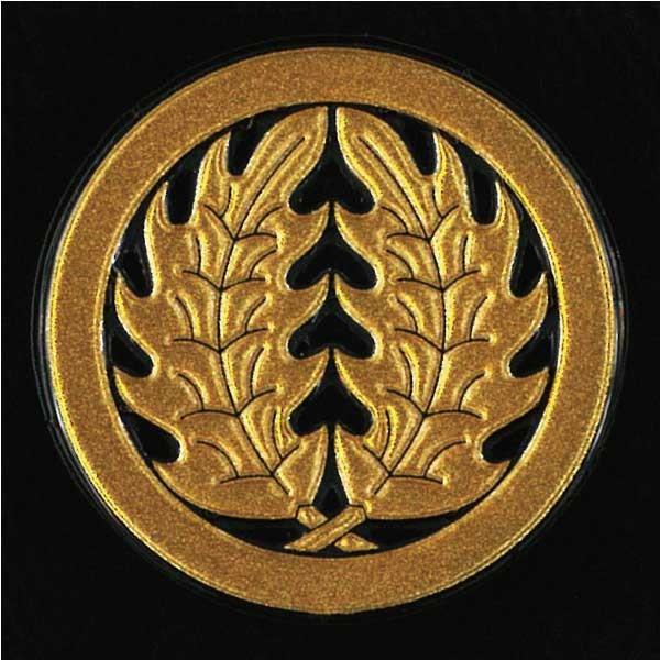 ■日本製■柄サイズ　W3cm×H3cm家紋の柄のみが残るタイプのステッカーです。貼り付けかんたん、他に類を見ない質感と輝き、抜群の耐久性と粘着力！スマホカバーや剣道の胴に貼り付けるのに調度いいサイズ！柊 柊はモクセイ科の常緑樹で野山に自生す...