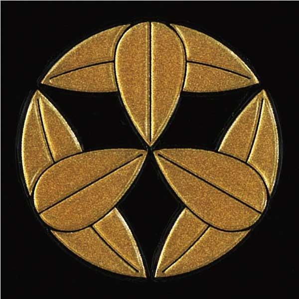 ■日本製■柄サイズ　W3cm×H3cm家紋の柄のみが残るタイプのステッカーです。貼り付けかんたん、他に類を見ない質感と輝き、抜群の耐久性と粘着力！スマホカバーや剣道の胴に貼り付けるのに調度いいサイズ！笹 古来「松竹梅」と賞されるように竹はめ...