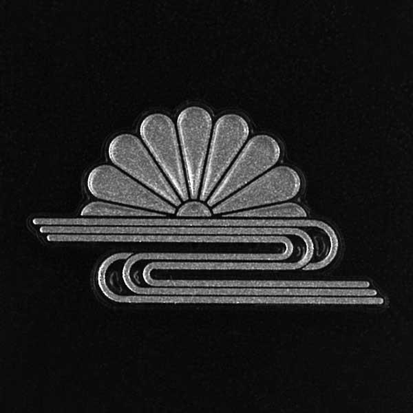 ■日本製■柄サイズ　W3cm×H3cm家紋の柄のみが残るタイプのステッカーです。貼り付けかんたん、他に類を見ない質感と輝き、抜群の耐久性と粘着力！スマホカバーや剣道の胴に貼り付けるのに調度いいサイズ！菊 均整のとれた美しい花弁、さわやかな気...