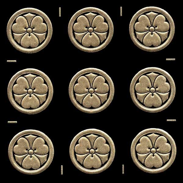 ■日本製■柄サイズ　W1.5cm×H1.5cm家紋の柄のみが残るタイプのステッカーです。貼り付けかんたん、他に類を見ない質感と輝き、抜群の耐久性と粘着力！ご要望の多かった小さめのサイズが登場しました！片喰…日本十大紋の一つ。方葉が三つあるの...