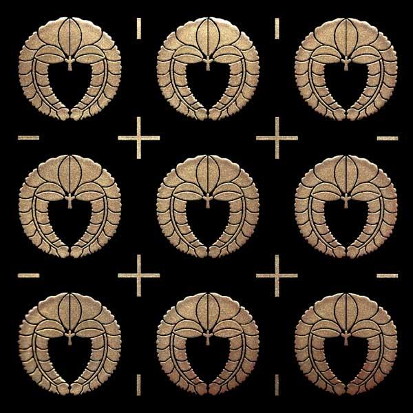 ■日本製■柄サイズ　W1.5cm×H1.5cm家紋の柄のみが残るタイプのステッカーです。貼り付けかんたん、他に類を見ない質感と輝き、抜群の耐久性と粘着力！ご要望の多かった小さめのサイズが登場しました！藤日本十大紋の一つ。藤は風にそよぐ紫色の...