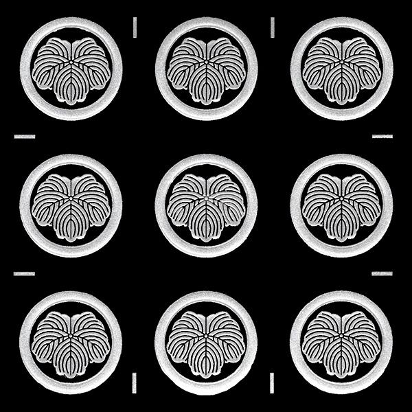■日本製■柄サイズ　W1.5cm×H1.5cm家紋の柄のみが残るタイプのステッカーです。貼り付けかんたん、他に類を見ない質感と輝き、抜群の耐久性と粘着力！ご要望の多かった小さめのサイズが登場しました！蔦日本十大紋の一つ。 蝶や方喰と並んで女...