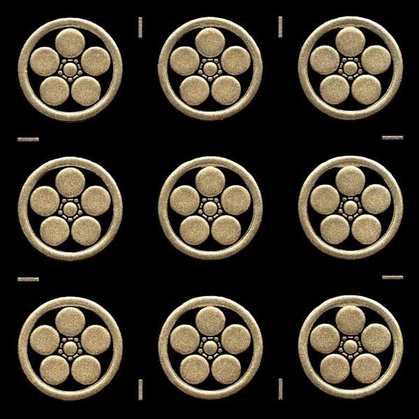 ■日本製■柄サイズ　W1.5cm×H1.5cm家紋の柄のみが残るタイプのステッカーです。貼り付けかんたん、他に類を見ない質感と輝き、抜群の耐久性と粘着力！ご要望の多かった小さめのサイズが登場しました！梅梅は古来、中国では菊・竹・蘭と並び四君...