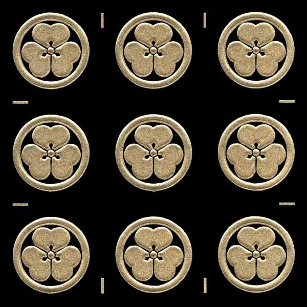 ■日本製■柄サイズ　W1.5cm×H1.5cm家紋の柄のみが残るタイプのステッカーです。貼り付けかんたん、他に類を見ない質感と輝き、抜群の耐久性と粘着力！ご要望の多かった小さめのサイズが登場しました！片喰日本十大紋の一つ。方葉が三つあるので...